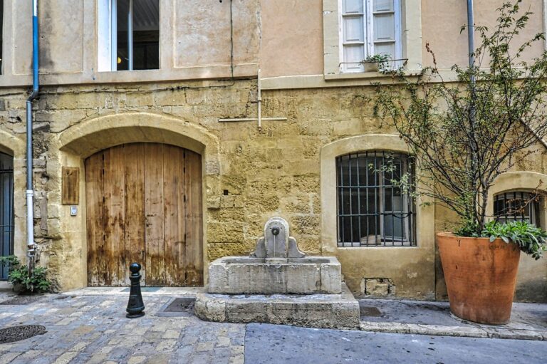 Comprendre le rôle et l'importance du mur de refend dans une maison